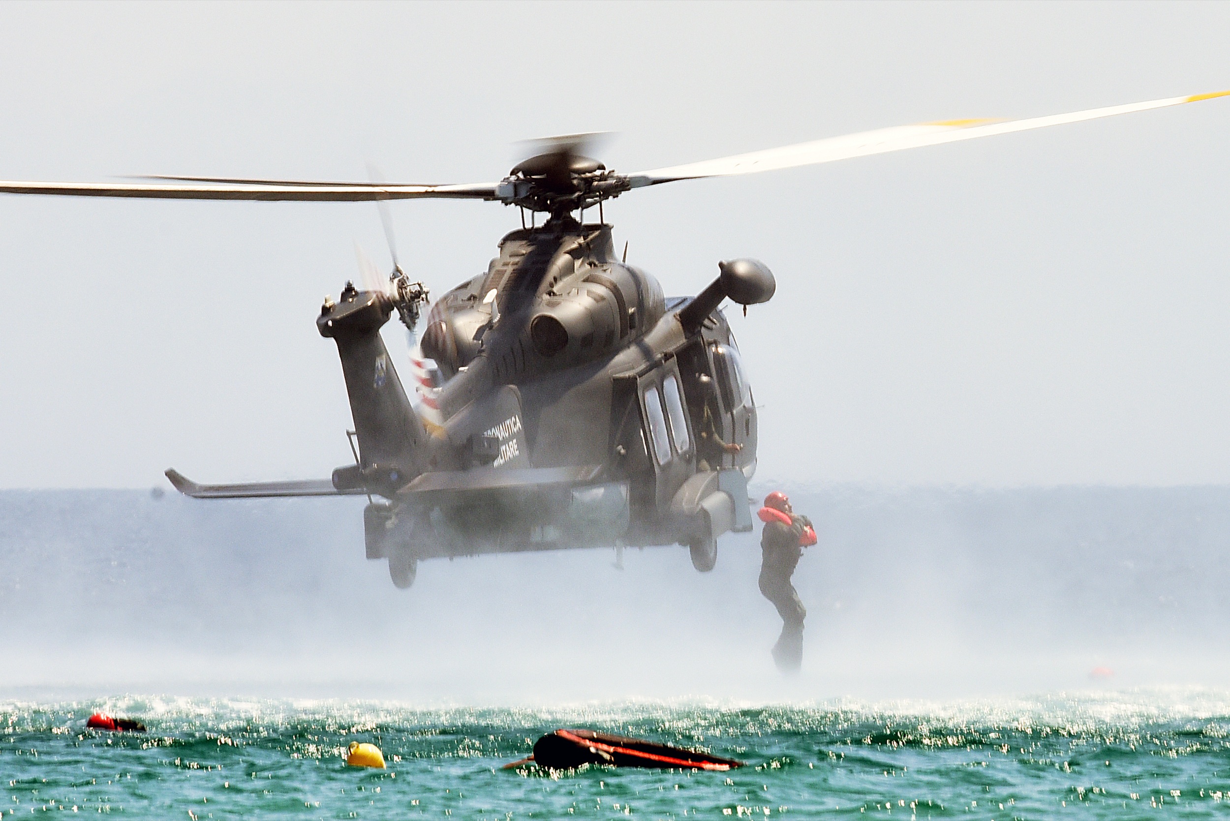 Aeronautica Militare: addestramento alla sopravvivenza in mare per il ...