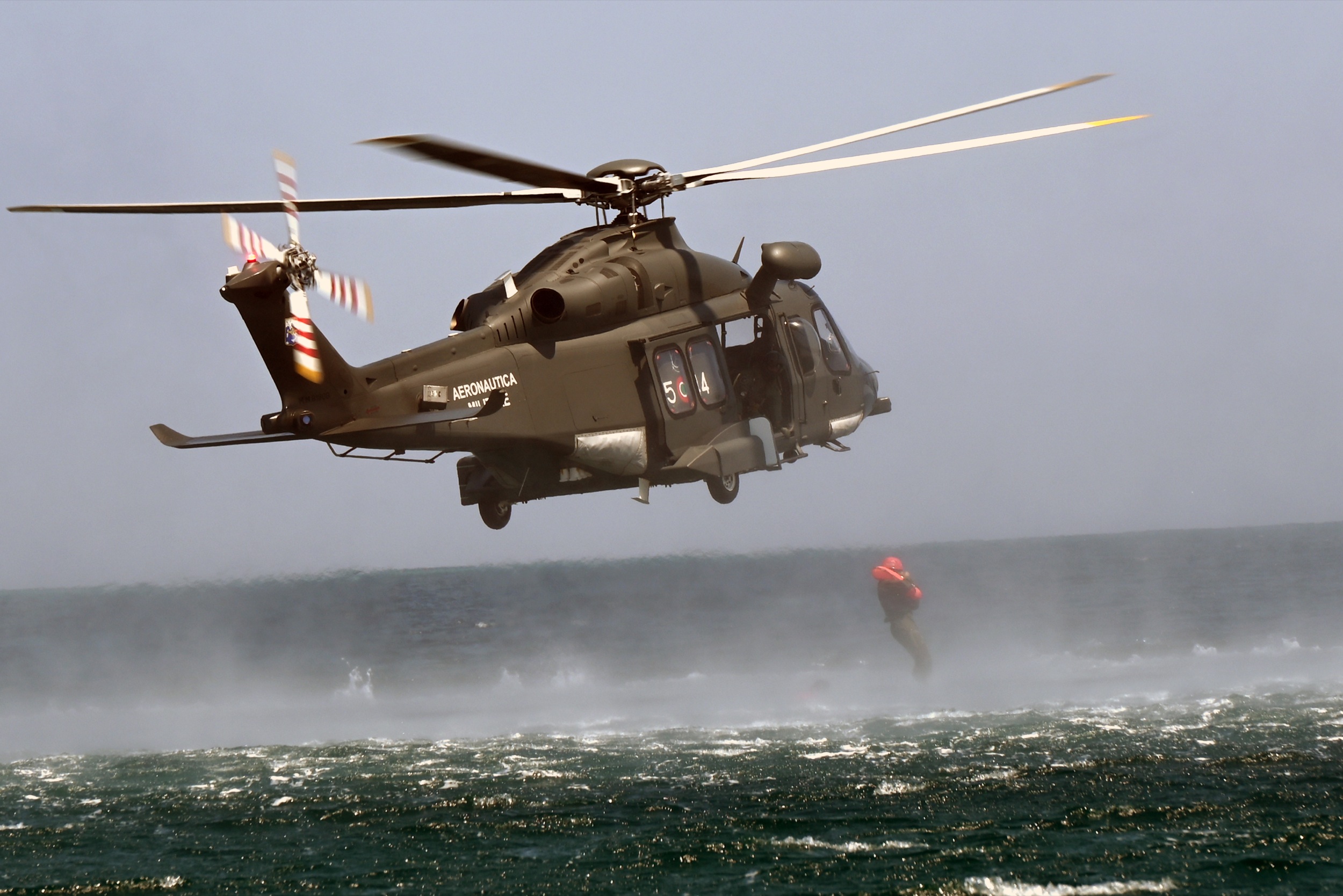 Aeronautica Militare: addestramento alla sopravvivenza in mare per il ...